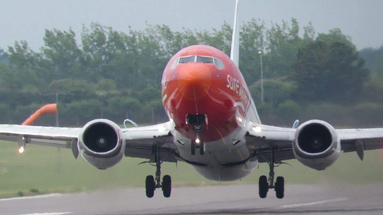 Boeing 737 engine nacelle chine contrails - YouTube