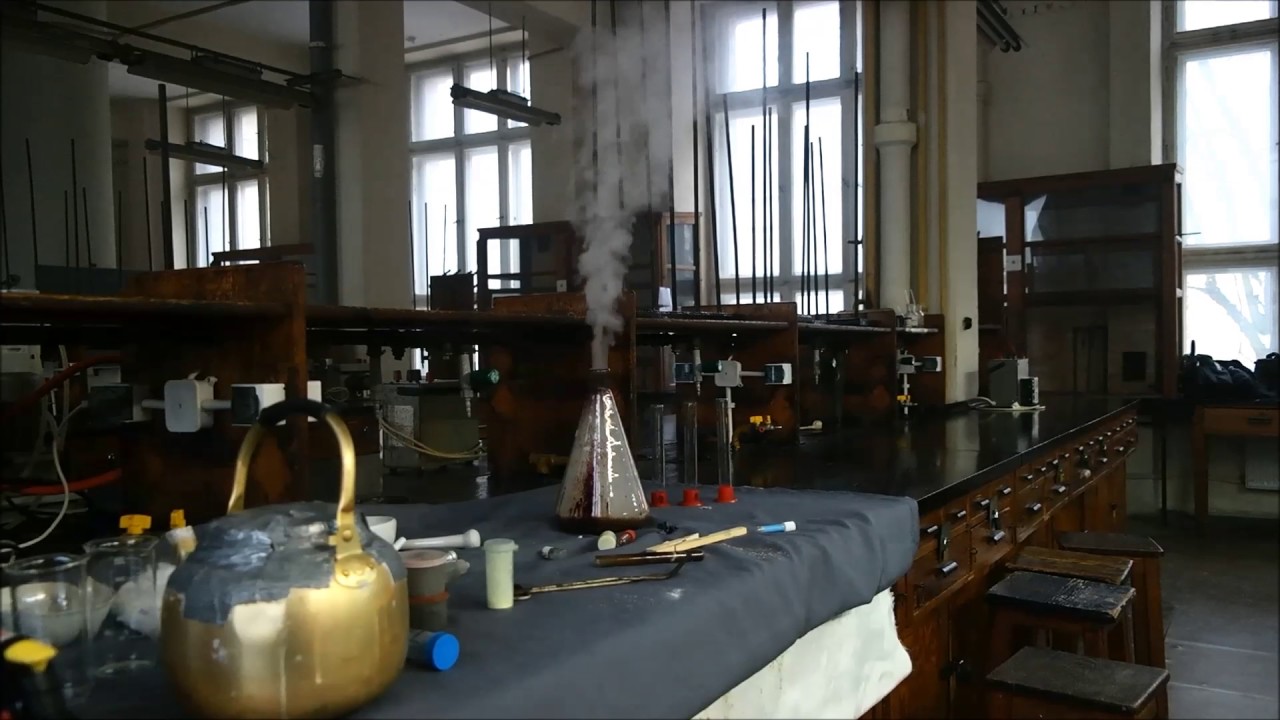 Doświadczenie Chemicznego Koła Naukowego "Flogiston" - YouTube