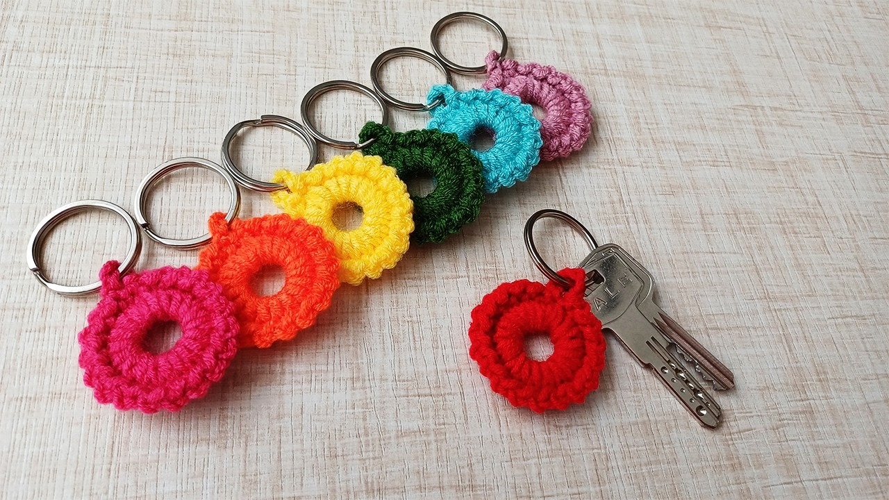 Very stylish and simple keychain crochet tutorial | Crochet keychain ...