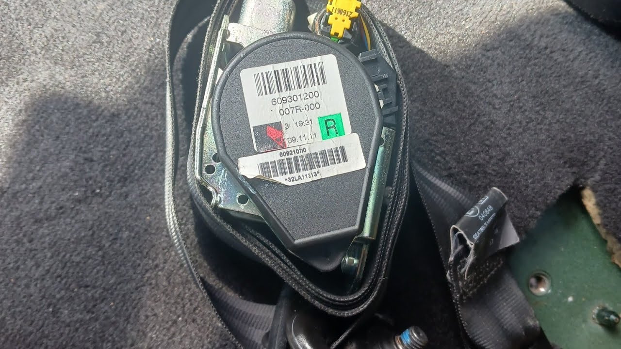 How to replace seatbelt on a Range Rover Sport & Discovery 3&4 - YouTube