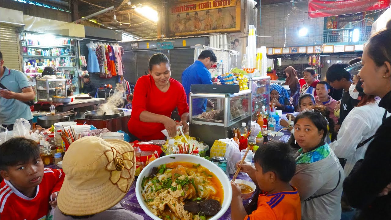 breakfast @ Prek Phnov market - desserts, banh sung, nom banhjok sroas ...