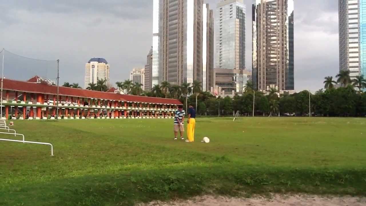 Free Golf Coaching Clinic at Jakarta's Senayan Golf Driving Range - YouTube