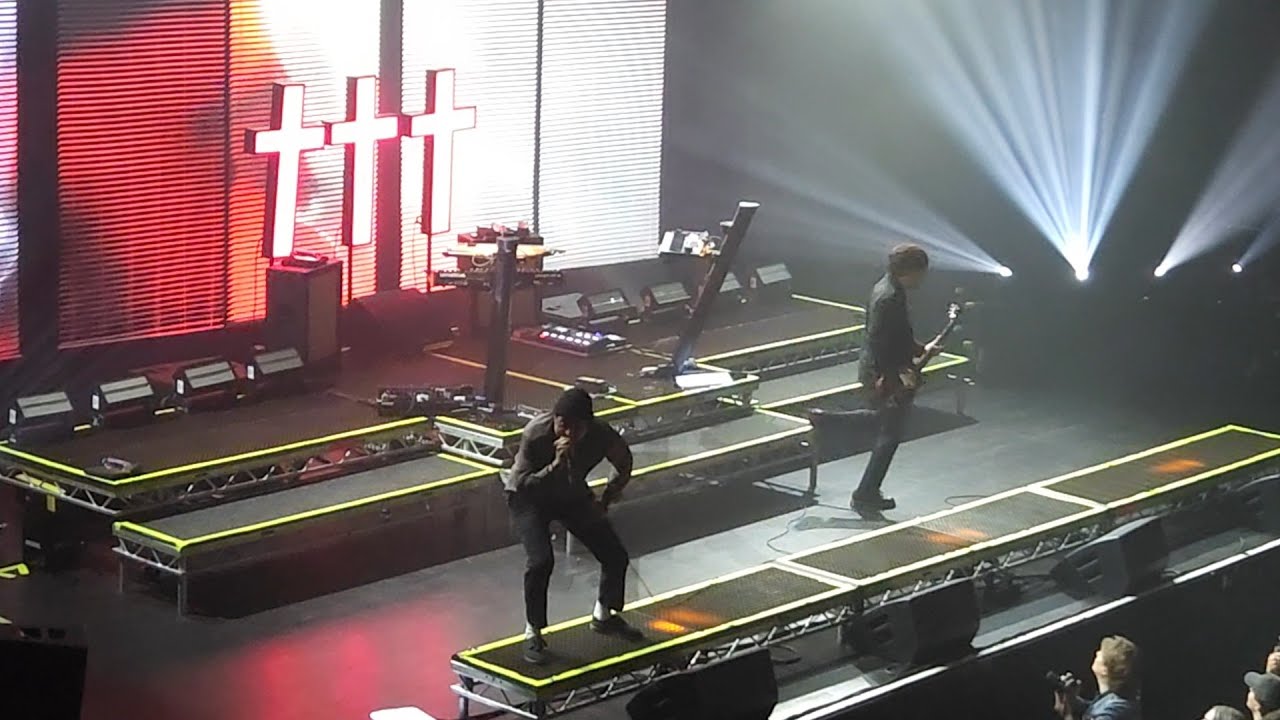 Crosses - intro + Invisible Hand live @ Tivolivredenburg, Utrecht ...