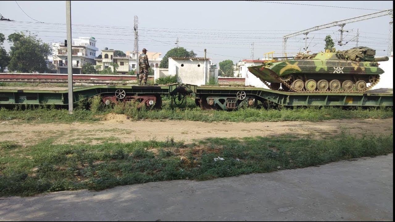 देखिए कैसै होते है। Army ke tank (तोप) Train मे Loding ढेखिए पुरी video ...