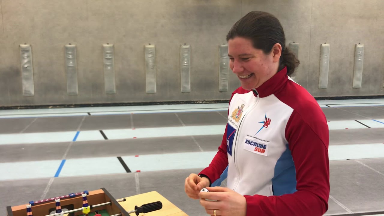 Duell am Tischkicker: Fechterin Lis Fautsch - YouTube