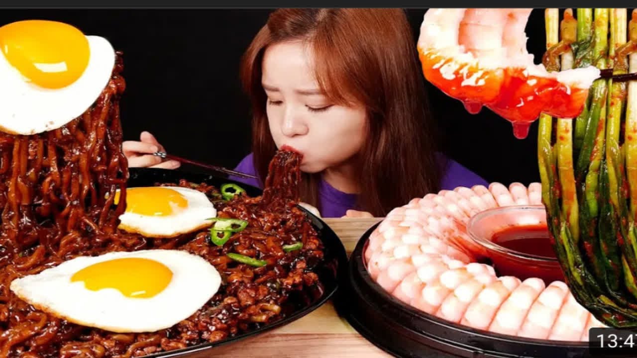 ＊Bokyoung＊炸酱面，煎蛋，甜辣酱大虾，泡菜 食音咀嚼音 - YouTube
