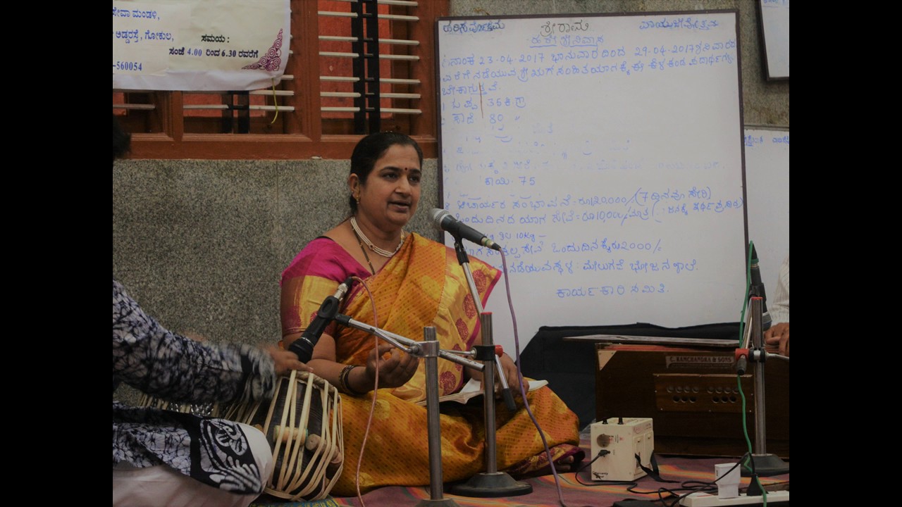 Aavarogavu enage | Gopal Dasaru | Sung by: Geeta Alur - YouTube