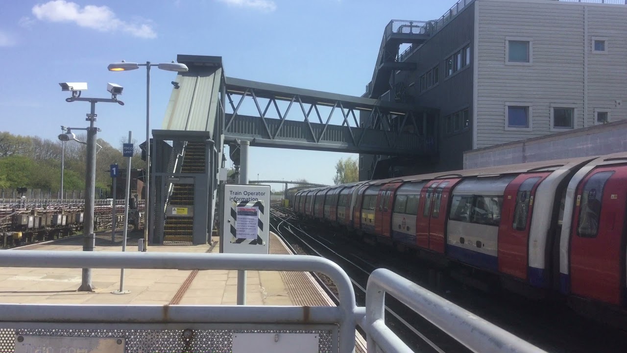 Northern line arriving at High Barnet - YouTube