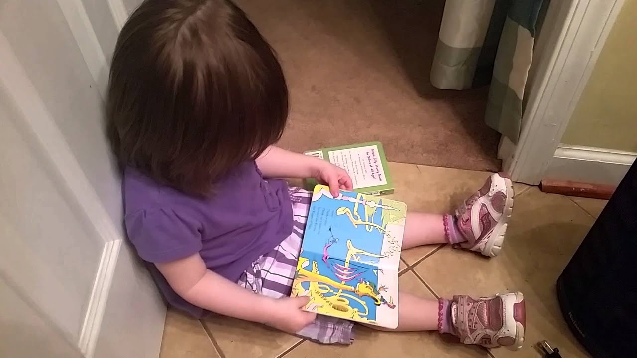 Ellie reads a book - YouTube