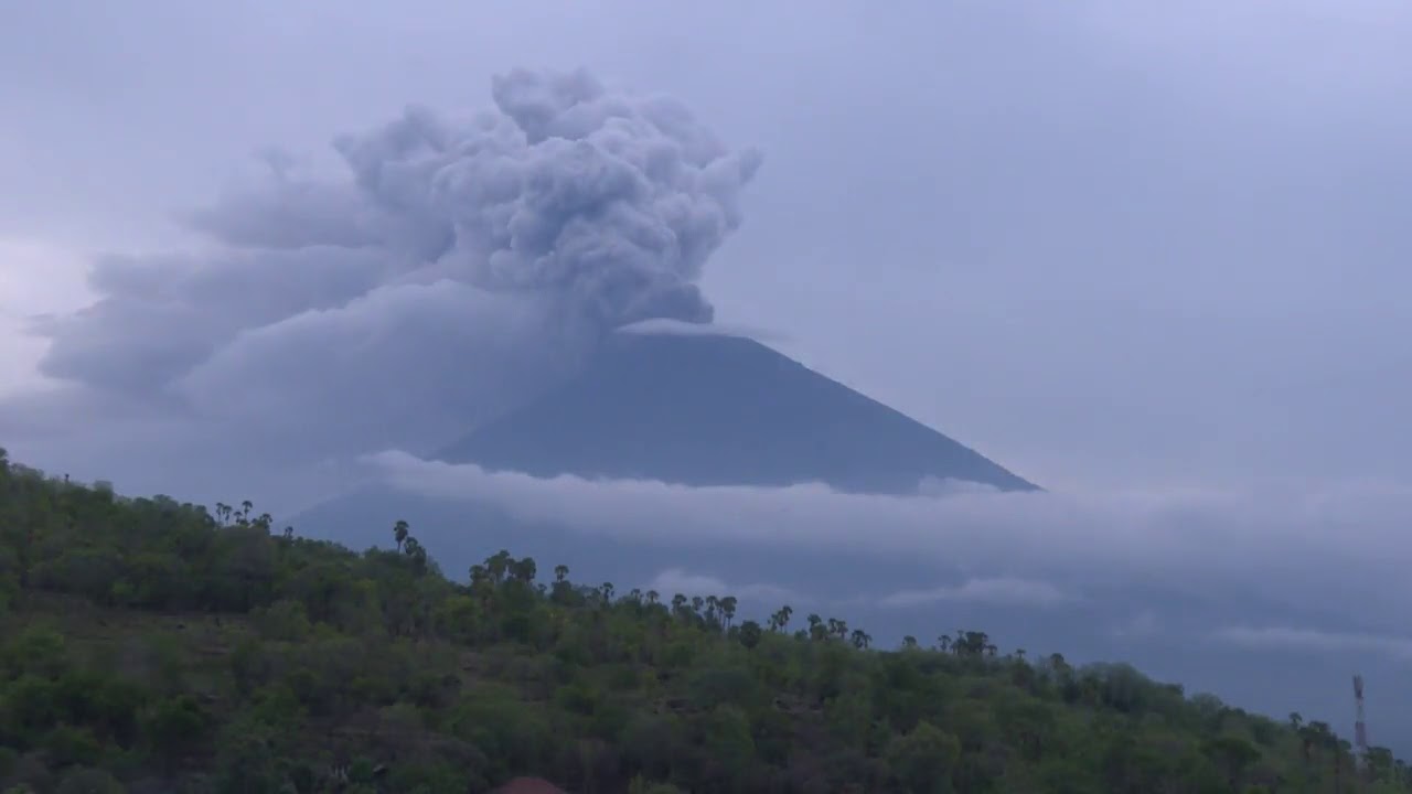 Live bali volcano eruption in Indonesia - YouTube