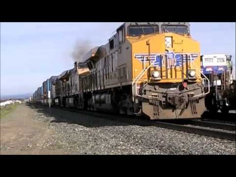 Union Pacific Intermodal Trains Meet at the Roseville Yard - YouTube