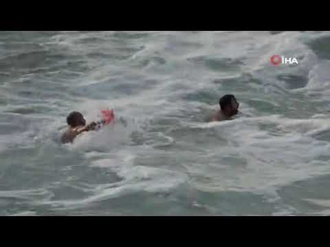 Boğulma tehlikesi geçiren adamı kurtarma anı kamerada