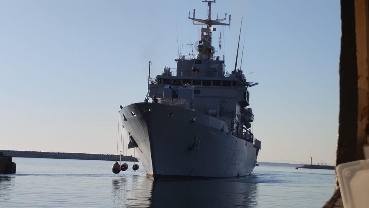 Nave Libra, lo sbarco degli otto migranti in Albania - YouTube