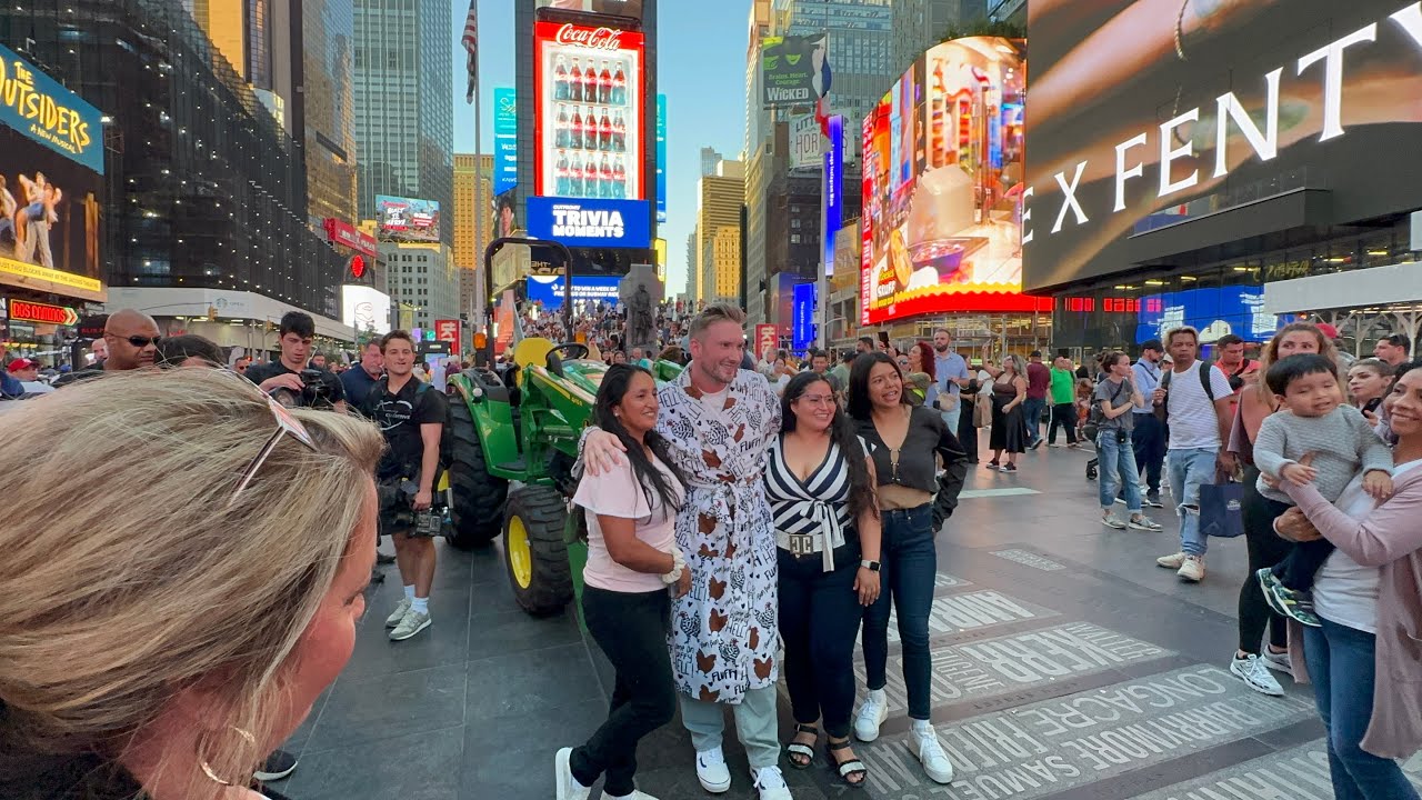 New York City: Matt Mathew’s Comedian Times Square - YouTube