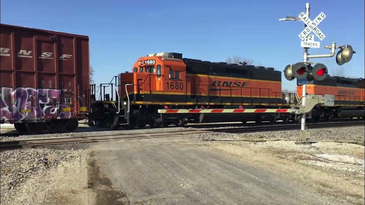BNSF 2568 GP39-3 & 2 SD40-2s lead L-CHI104 on the BNSF Chillicothe sub near Cameron, IL 02/14/22 ...