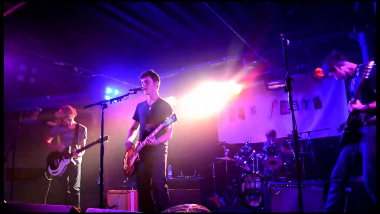 The Chevrons - Two Steps From Paradise (LIVE) - YouTube