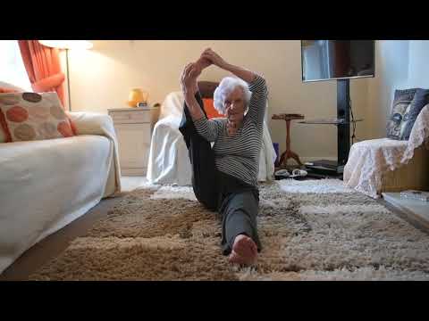 The 90-year-old woman who can do the splits - YouTube