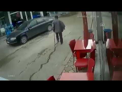 Bayrağı Öpüp Selam Veren 80 Yaşındaki Dedemiz