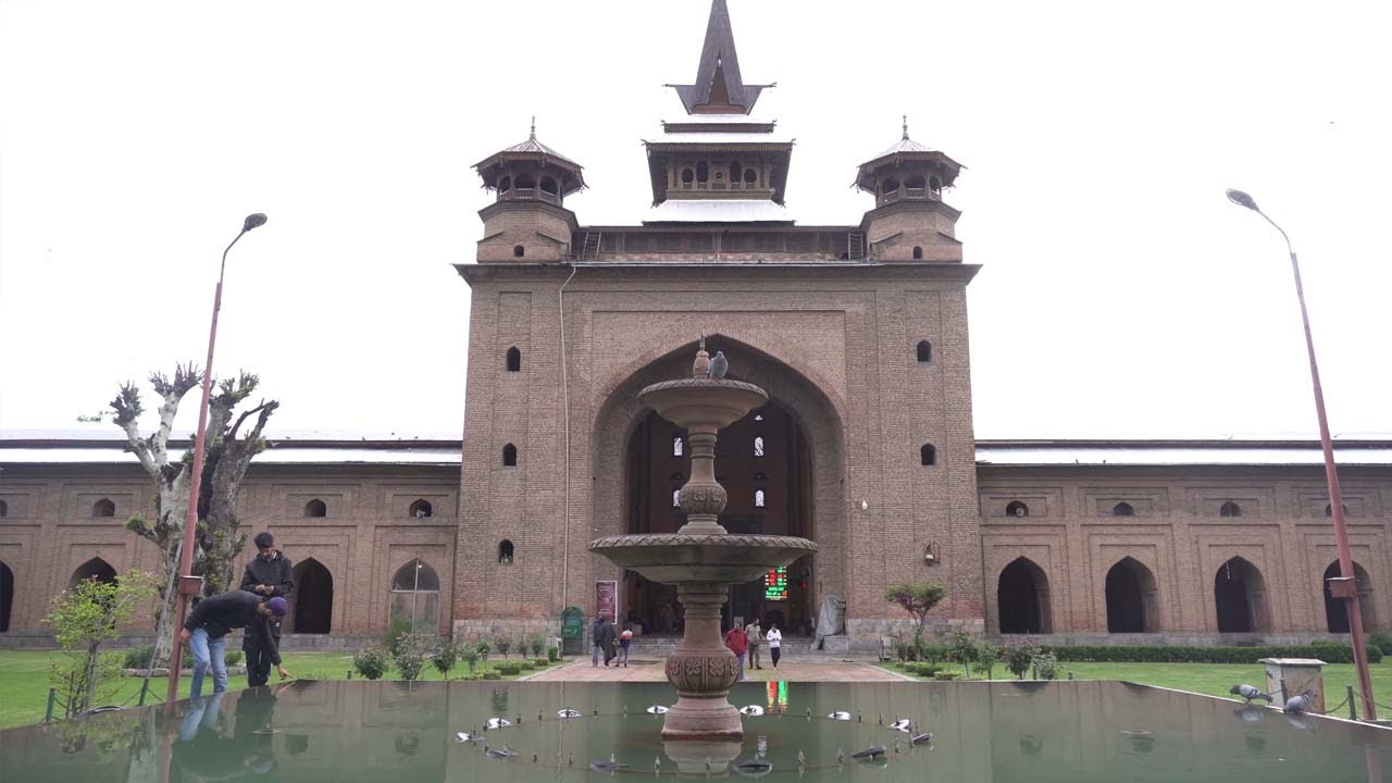 Srinagar: Jamia Masjid Reflects Kashmir's Religious, Cultural History ...