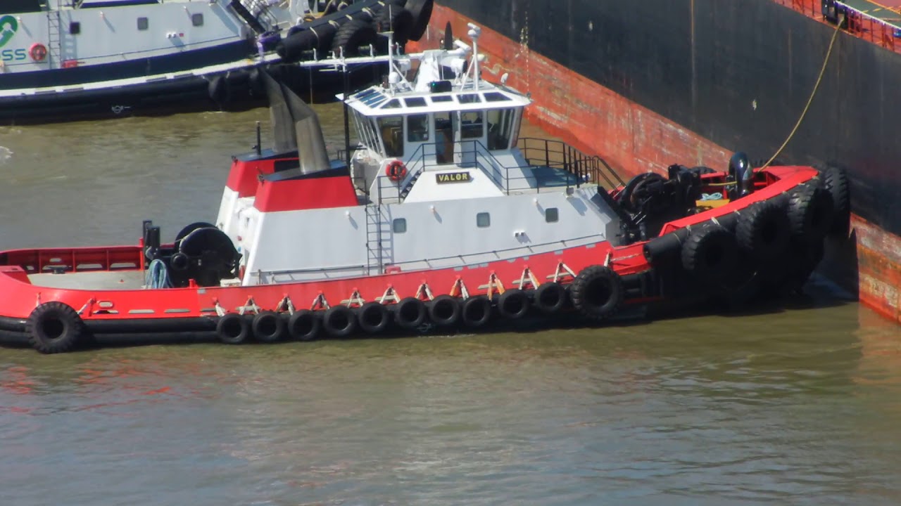 Three tugs helping Seaways Goldmar into her mooring - YouTube