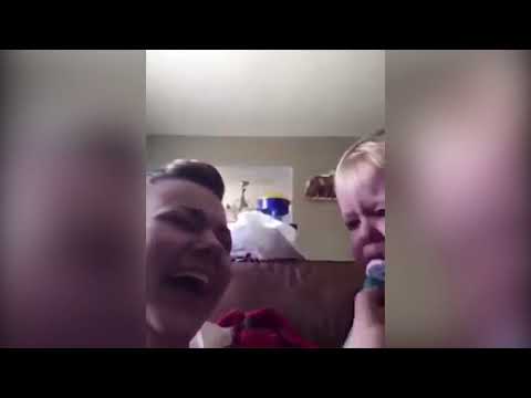 Ağlayan annesiyle emziğini paylaşan bebek