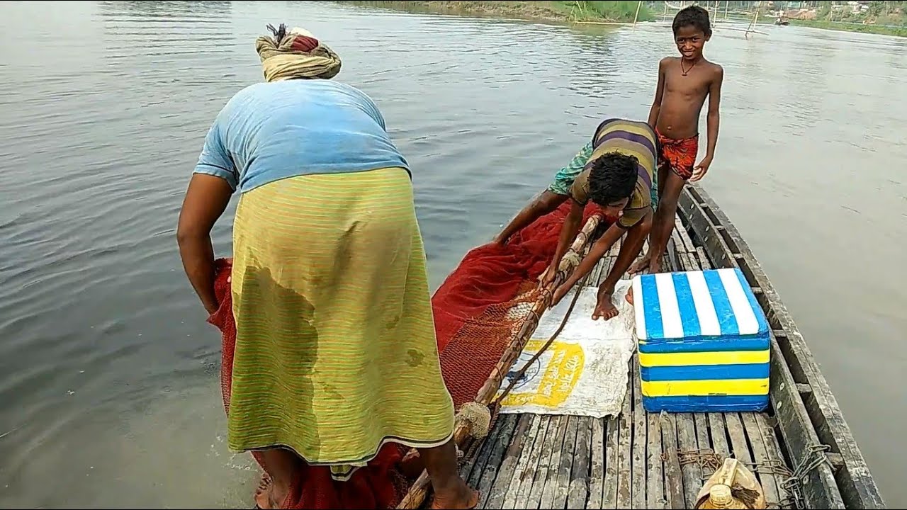 Old Traditional Fish Catching System In Bangladesh River fishing ...
