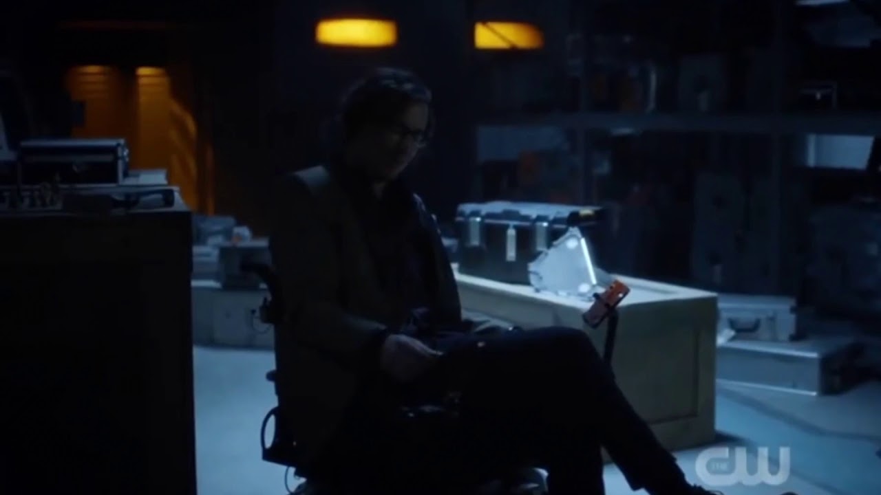 Sherloque sits in Thawne's Chair - YouTube