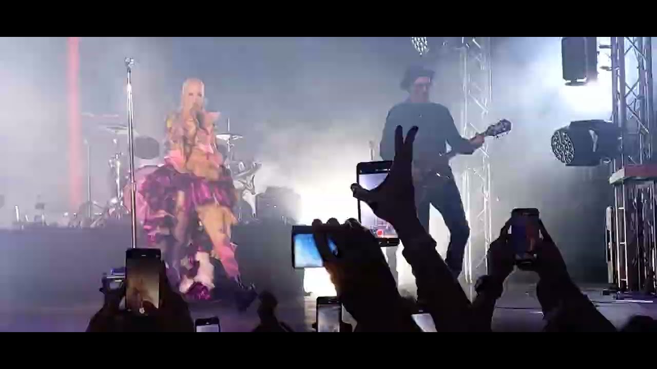 Garbage - I Think I'm Paranoid (Live - Bogotá 2025) - YouTube