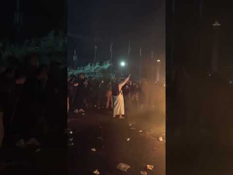 Badru capit kepiting berdoa di demo Indonesia Gelap - YouTube