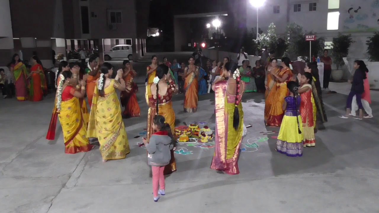 Vasathi Anandi - Bathukamma 2019 - YouTube