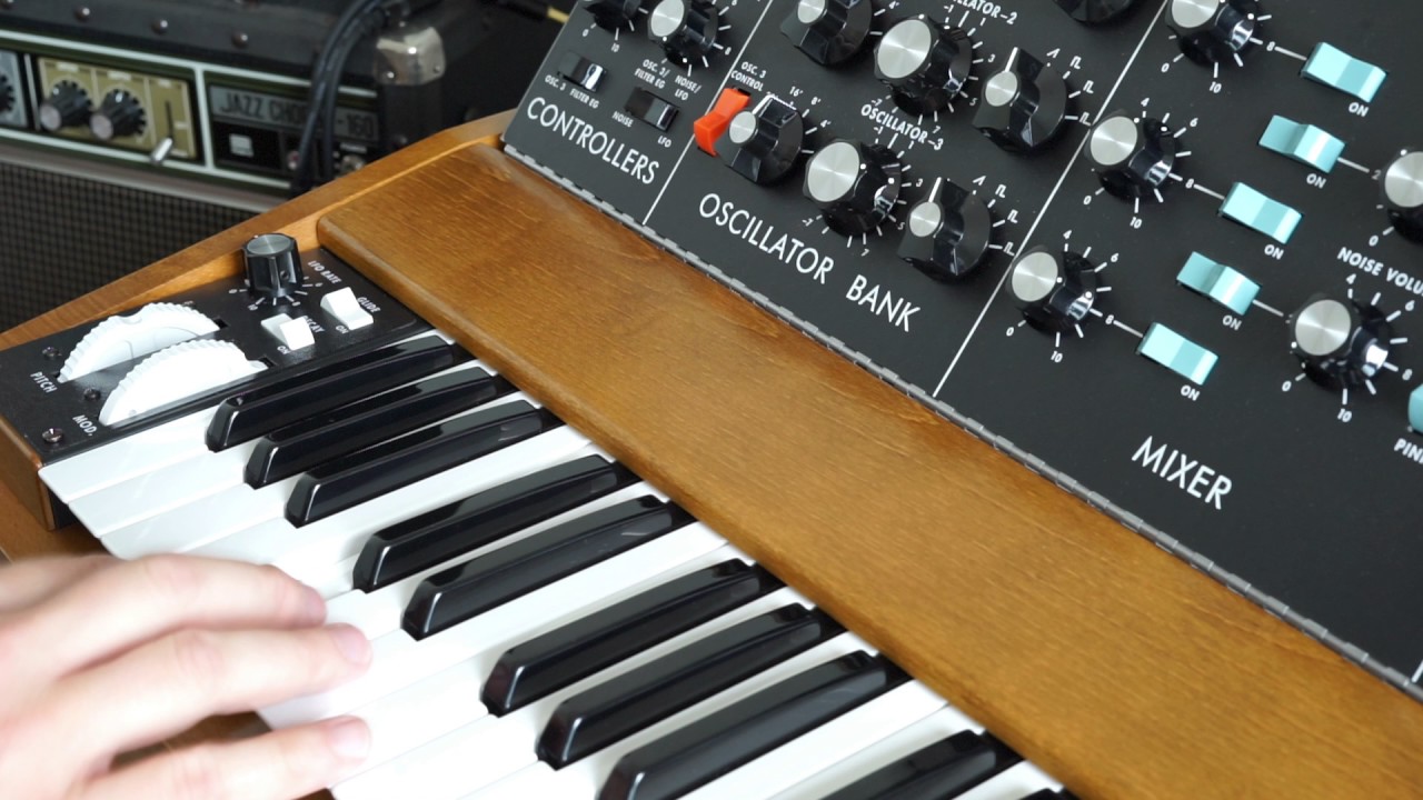 Minimoog Model D Reissue - Modulation Wheel & Aftertouch - YouTube