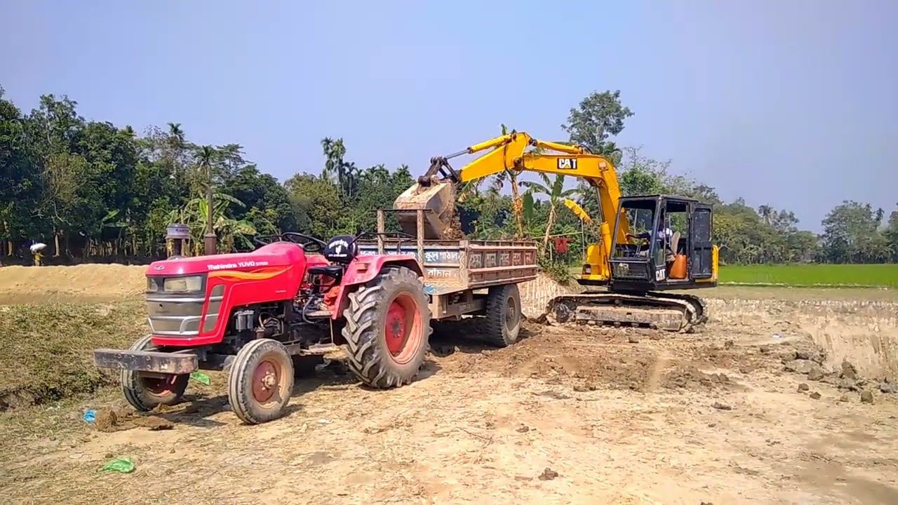 CAT Beku loading mahindra tractor।working time video।mahindra new video ...