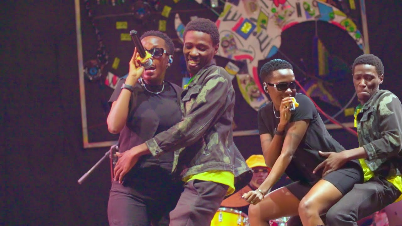 Seductive moves: Azawi stuns with fan dance - YouTube