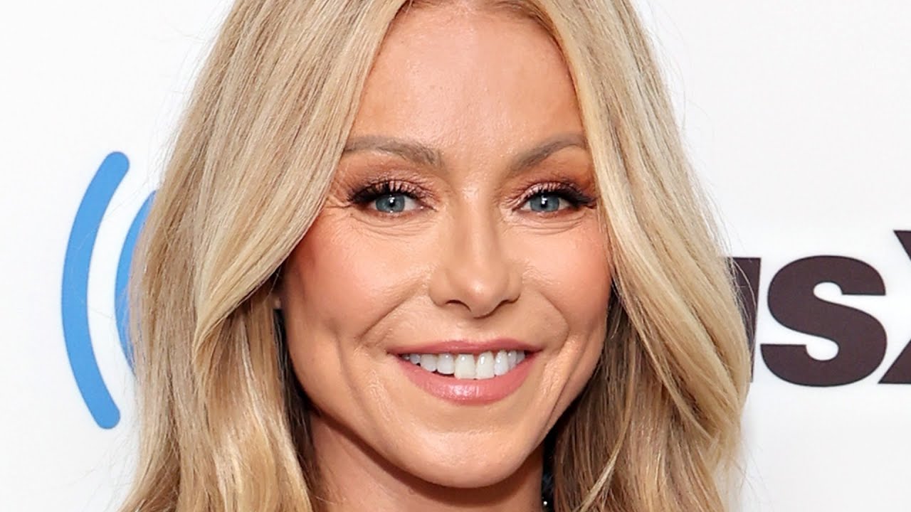 Kelly Ripa's Transformation Has Everyone Doing A Double-Take - YouTube
