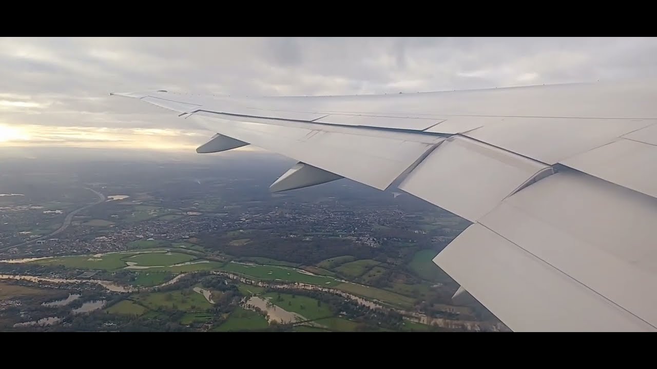 American Airlines Boeing 777 Take-Off at Heathrow Airport - Weird wing ...