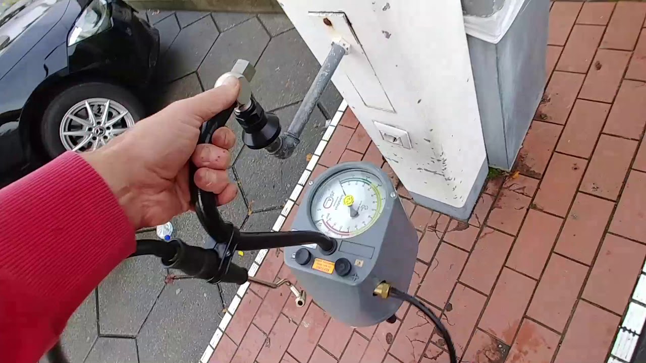 Autoreifen aufpumpen an der Tankstelle auf 2,5 bar - YouTube
