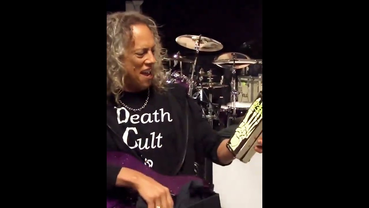 Kirk Hammett recibiendo un Wah pedal de Oro (Dunlop) - YouTube