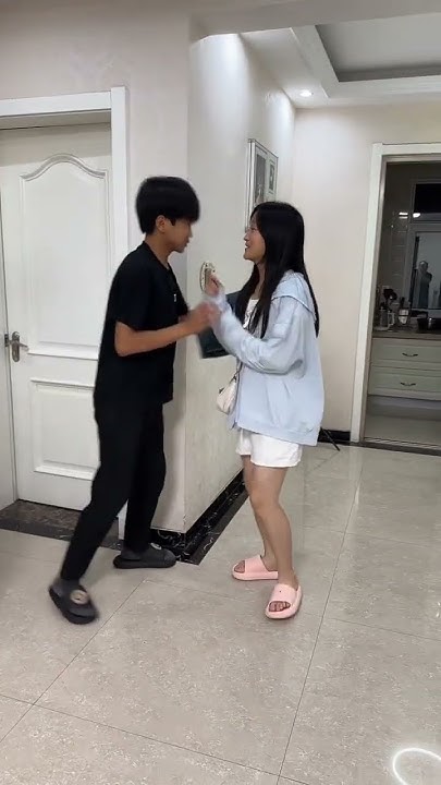 弟弟为姐姐也是操碎了心，姐姐穿裙子不能出去，必须穿长裤才能走看一遍笑一遍 我的小棉袄和皮夹克 姐弟劇情情感shorts Youtube