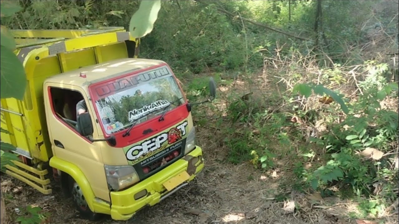 MOBIL TRUK KUNING MELEWATI TANJAKAN BUKIT, MENUJU JALAN RAYA, BENGKEL ...