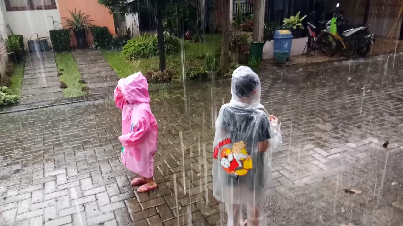 Main hujan - YouTube