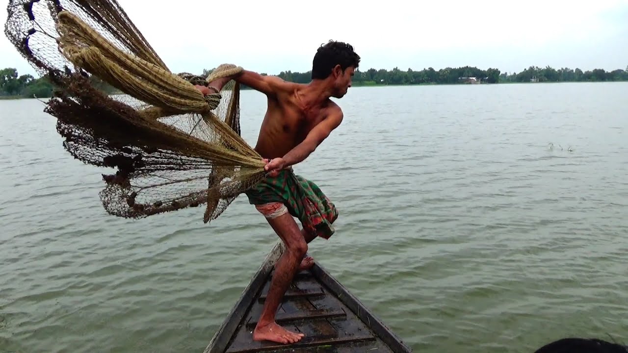 Best Net Fishing / Traditional Cast Net Fishing in River / Fishing With ...