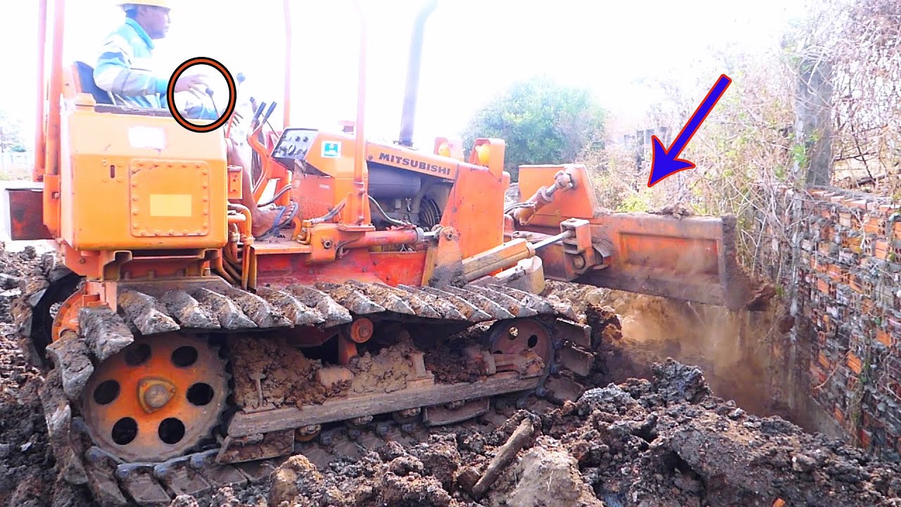 So cool Bulldozer MITSUBISHI Is Working Push The Ground And Push The ...