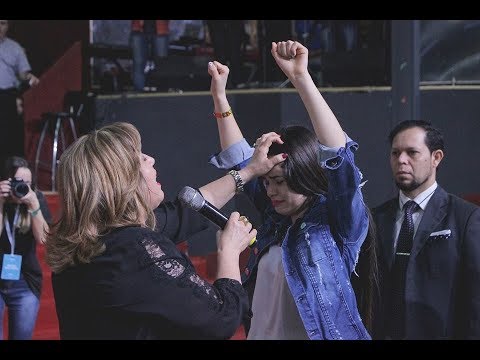 Profeta Sarahi Acosta soltando palabra profetica - YouTube