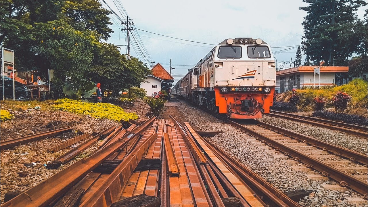 Kereta api Turangga yang kembali dioperasikan di era new normal - YouTube