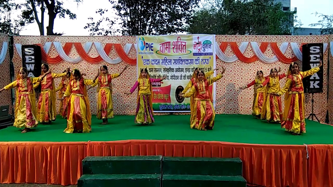 Ghumer song performance by girls - YouTube