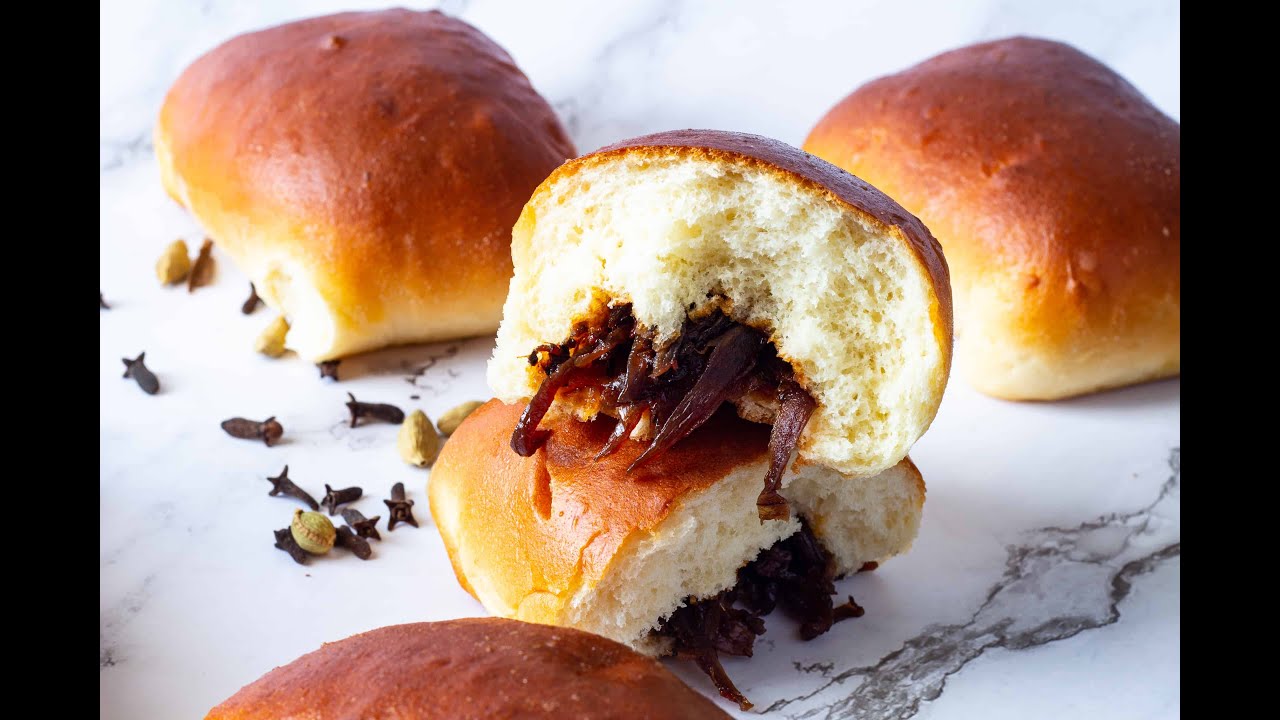 Sri Lankan Seeni Sambol bun - YouTube