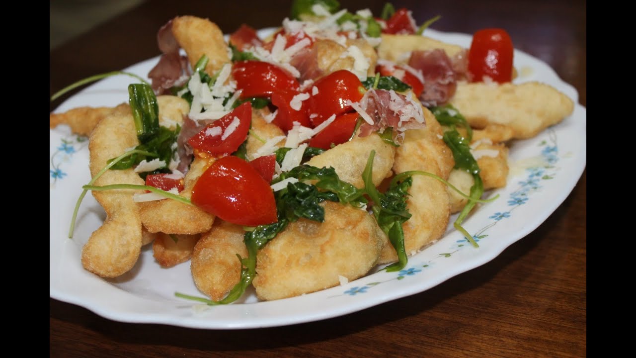 Straccetti di pasta di pizza con rucola, prosciutto crudo, pomodori e ...