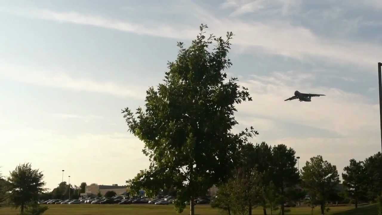 Huge Low Flying Slow Airplane - YouTube