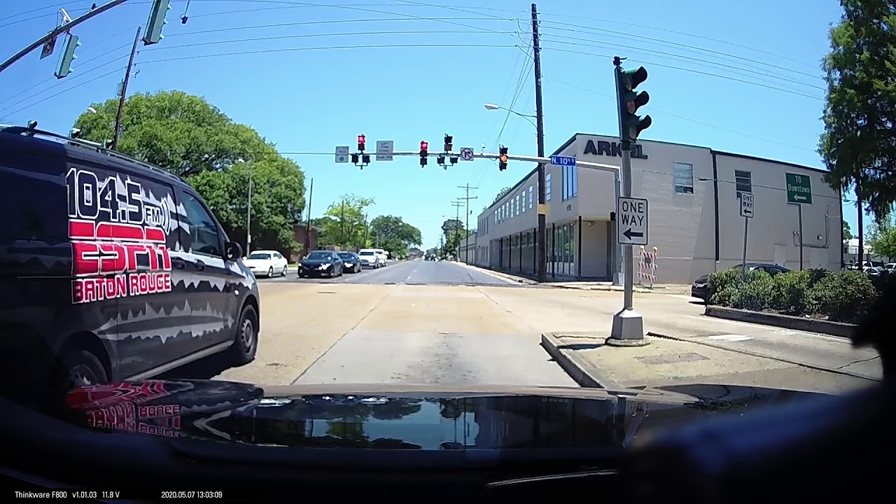 104.5FM van running light - YouTube