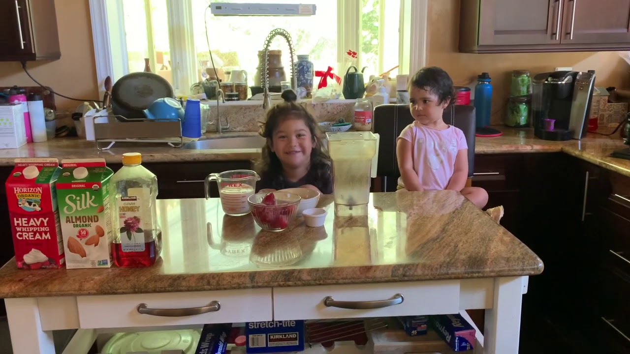 Leo’s Easy Cooking Show for Kids: Banana Strawberry Smoothie - YouTube